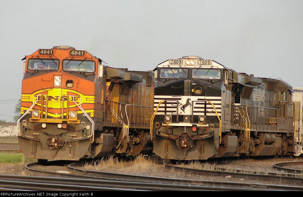 BNSF 4841 and NS 7609